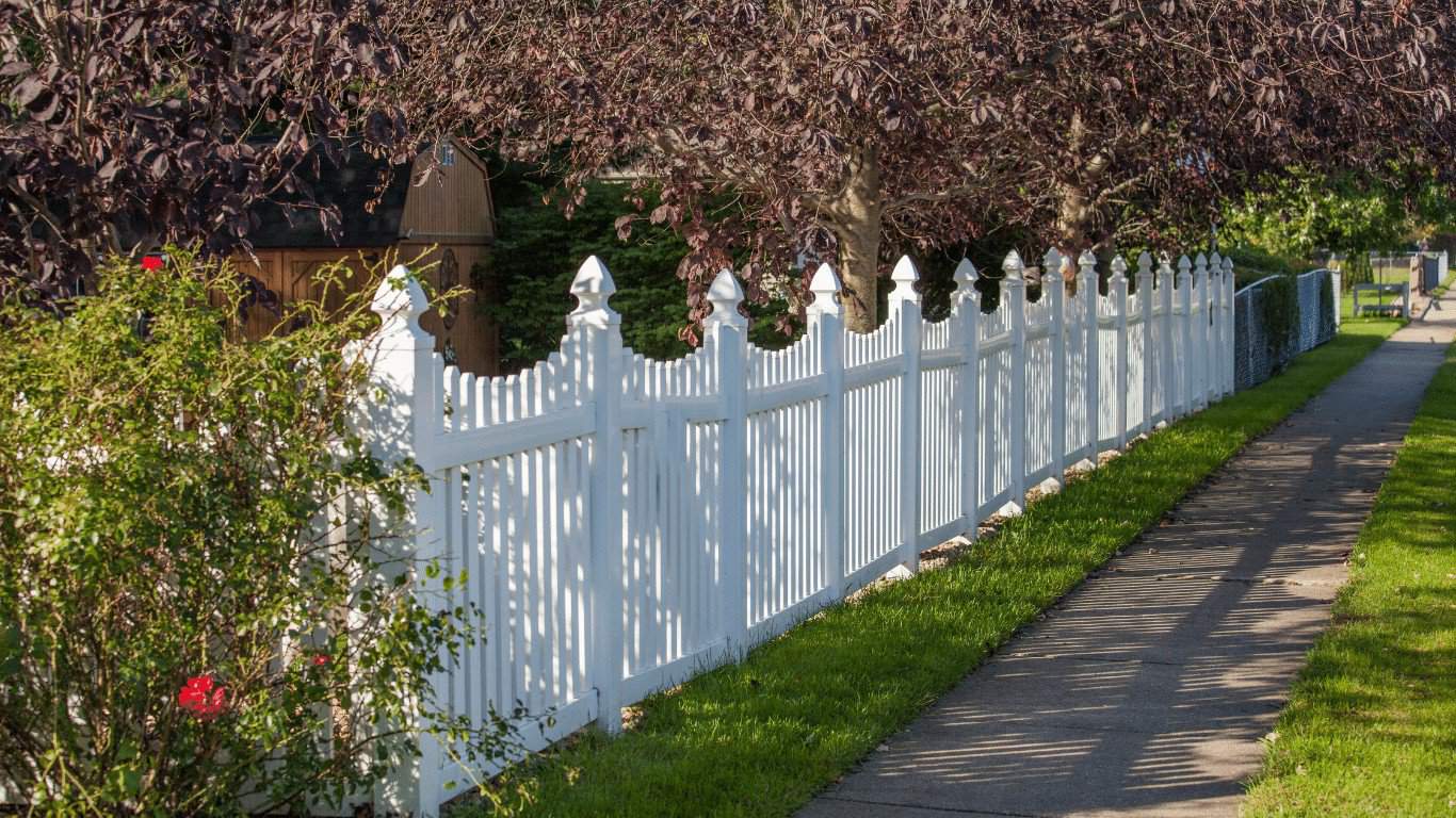 Vinyl Fence Installation in Kent, WA | Legendary Fence Company